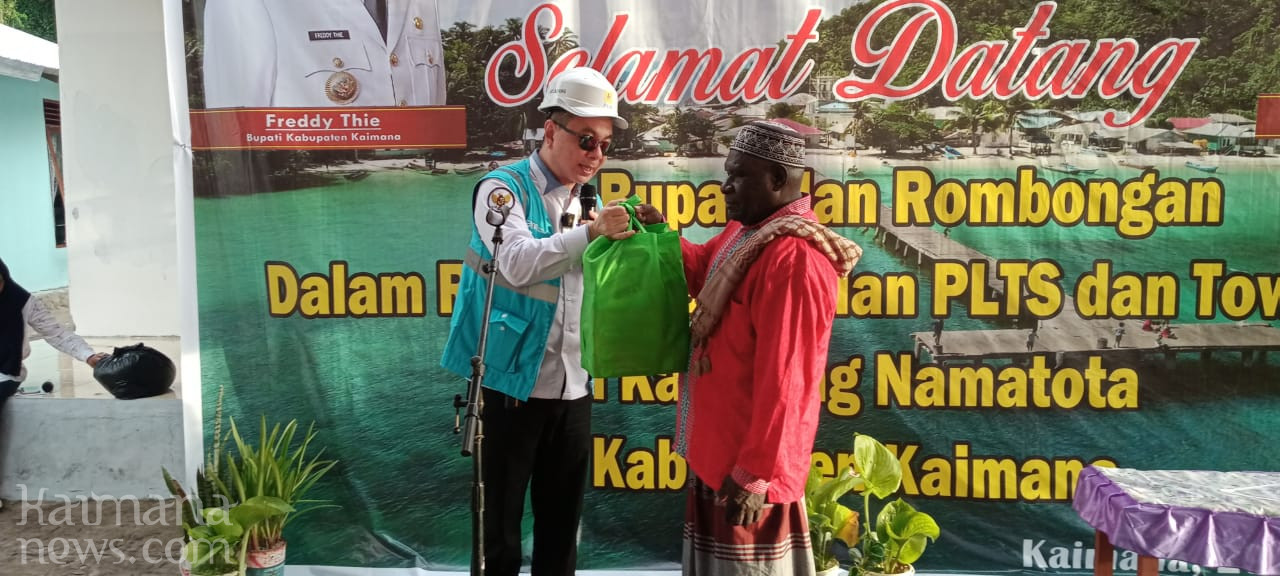 Safari Ramadhan di Kampung Namatota, Bupati Freddy Beri Bingkisan Baju ...